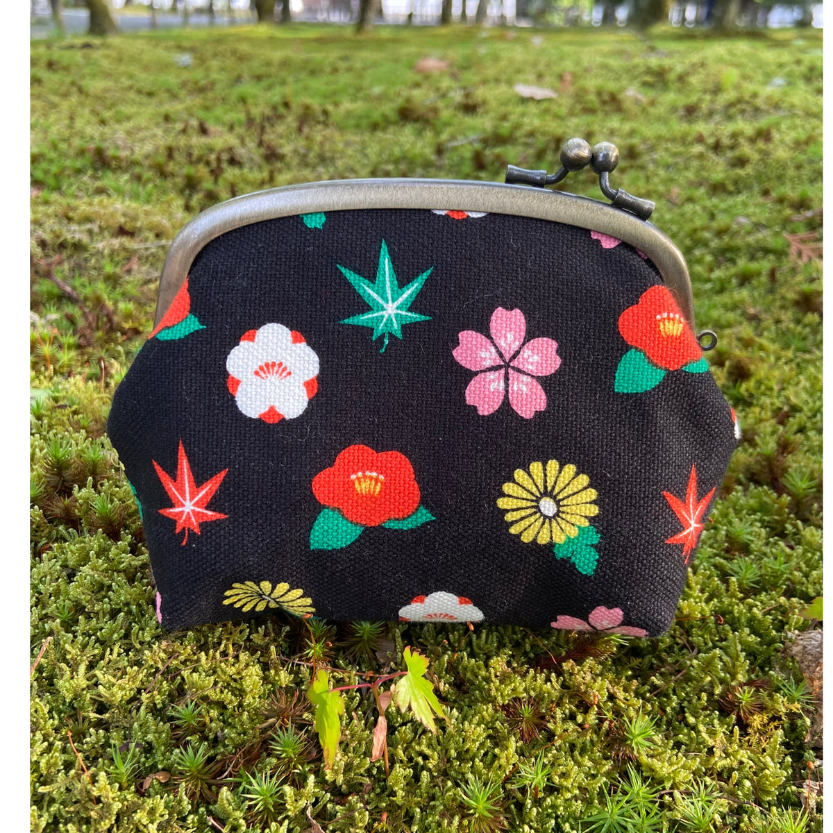 Small clasp pouch with flower motif – WABISUKE